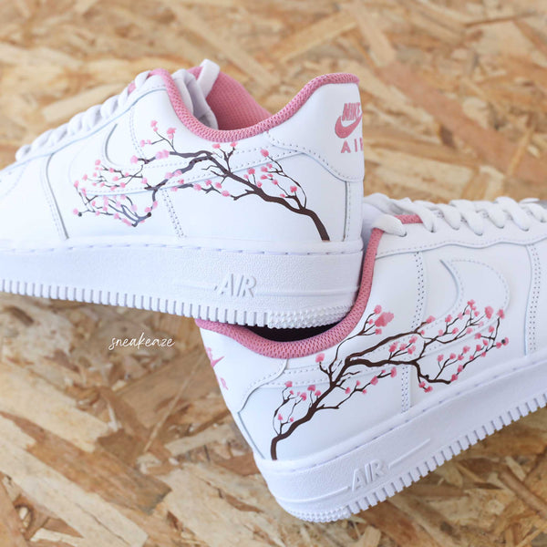 Nike Air Force 1 custom - Sakura cherry blossom rose peint à la main ...